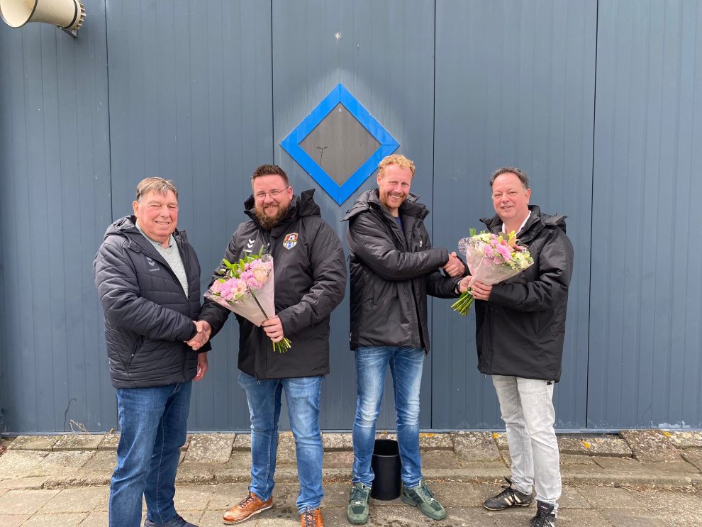 WZV United trainers ontvangen nieuwe coachjassen - S.V. Oostburg